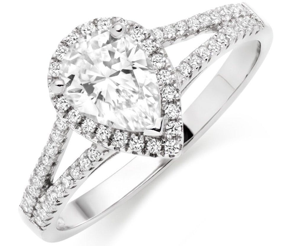 There's a new range of dummy engagement rings for nervous proposers